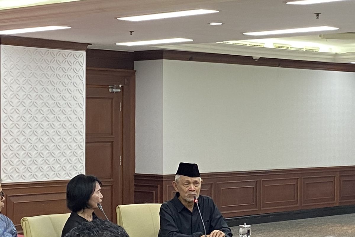 Goenawan Mohamad Terisak Saat Sampaikan Kegeraman Revisi UU Pilkada