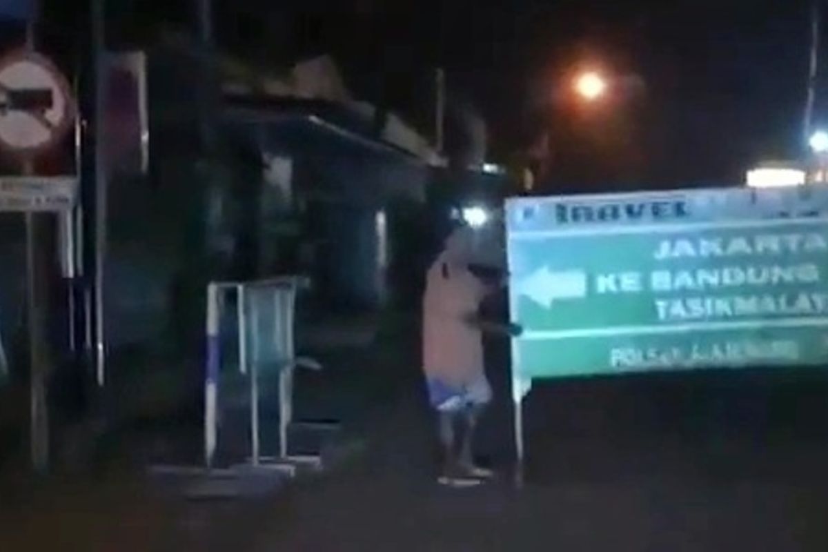 Viral Video Barikade Penyekatan Jalan di Cilacap Dibongkar Warga, Ini ...