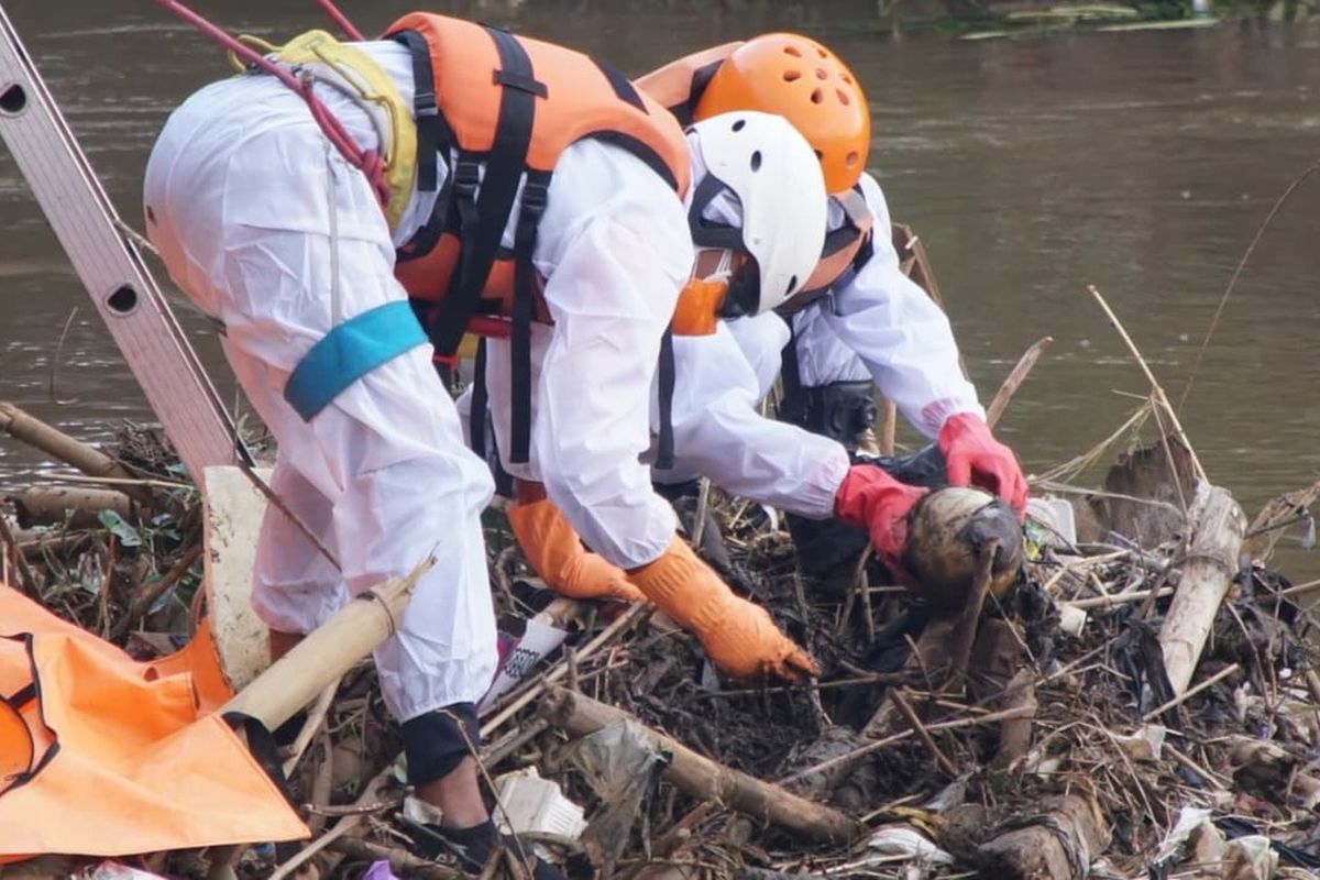 Kerangka Manusia Ditemukan di Tumpukan Sampah Bantaran Sungai Citarum