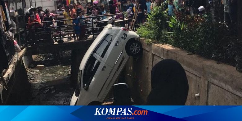 Sopir Banting Setir Hindari Motor yang Rem Mendadak, Mobil Terperosok ...