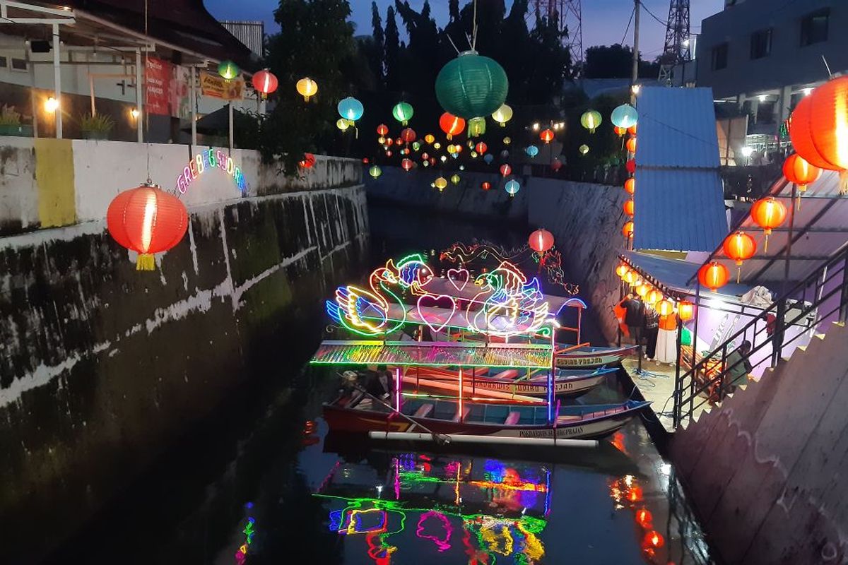 Naik Perahu Wisata di Lampion Imlek Pasar Gede Solo, Ini Harga Tiketnya