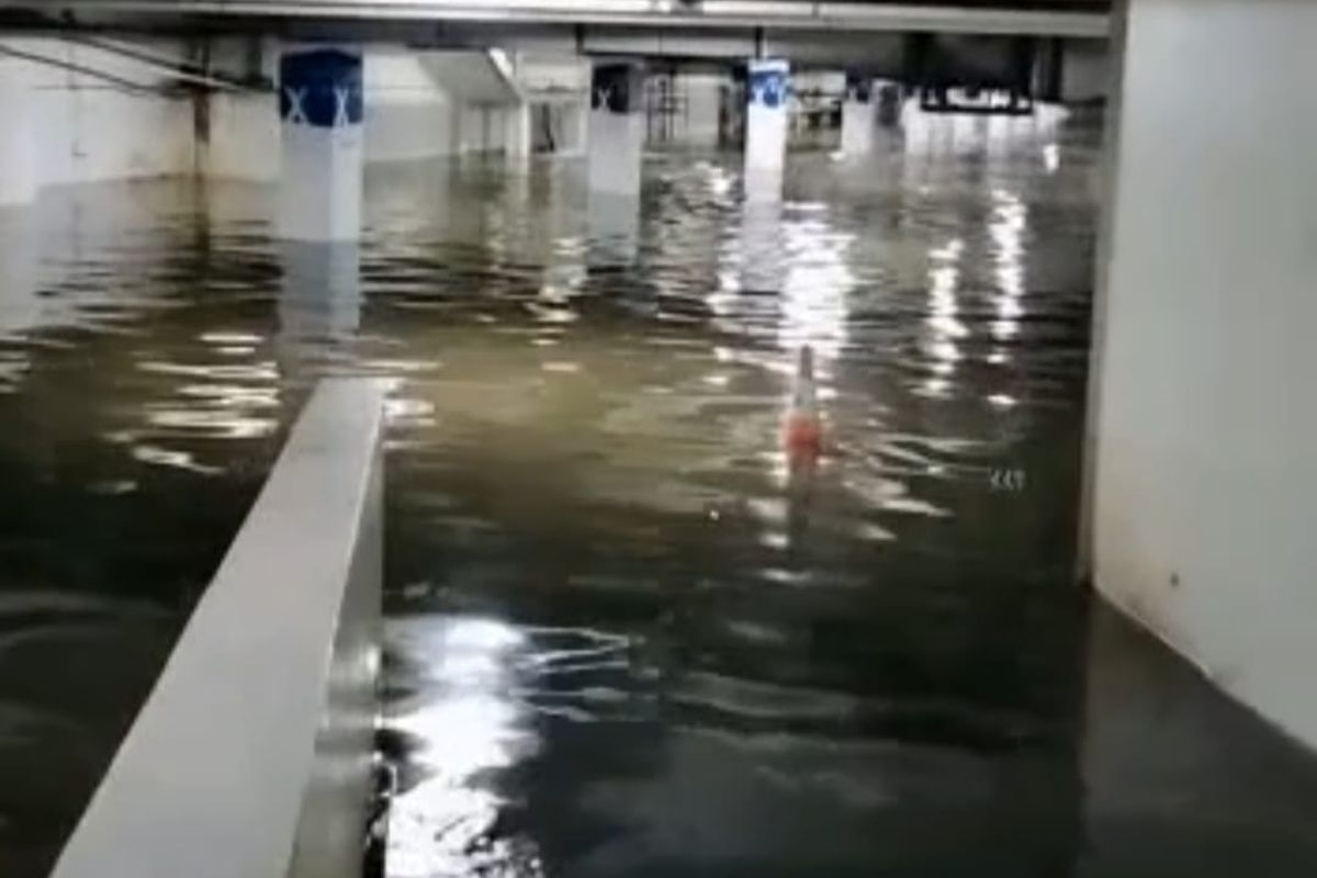 Mal di Balikpapan Terendam Banjir, Tinggi Air di Parkiran Mencapai ...