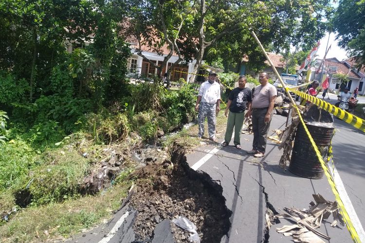 Hujan Deras, Jalan Nasional Jember-Lumajang Longsor Sepanjang 4 Meter