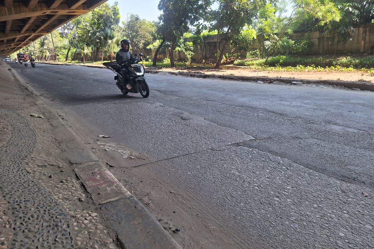 Jalan Alwan Ancol Bergelombang dan Penuh Tambalan, Bikin Pengendara Tak ...