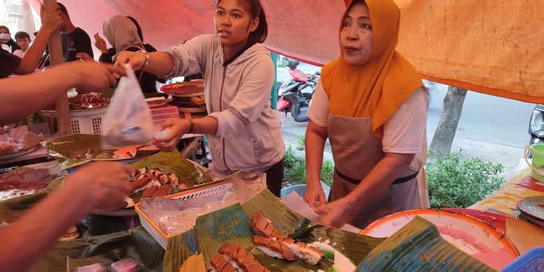 Ngabuburit di Kota Tua Ampenan: Sarimuke, Sate Ikan, dan Ebatan Jadi ...