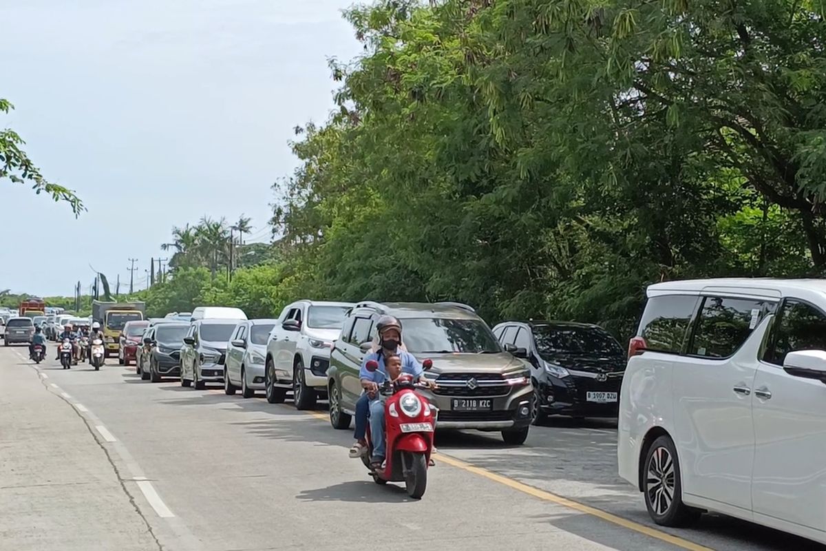 Sore Ini, One Way Diterapkan Arah Keluar Kawasan Wisata Pantai Anyer