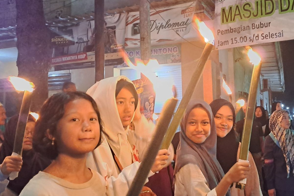 Kirab Obor Jadi Tradisi Sambut Idul Fitri, Warga Solo Jalan Kaki 6 Km