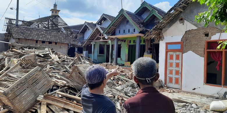 Quake in Indonesia's East Java Kills Eight, Damages over 3,000 Homes