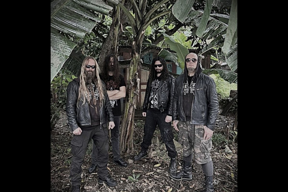 Anggap Pemandangan Langka, Band Metal Austria Belphegor Minta Foto ...