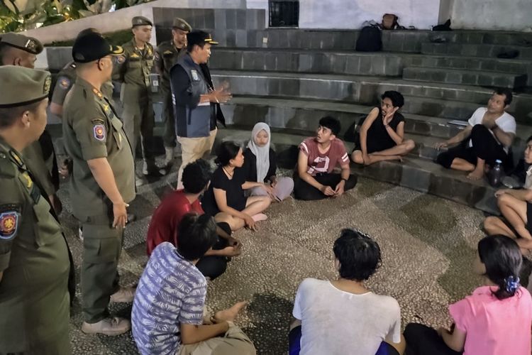 Patroli Perdana Jam Malam Pelajar, Satpol PP Depok Temui Remaja Kumpul di DOS