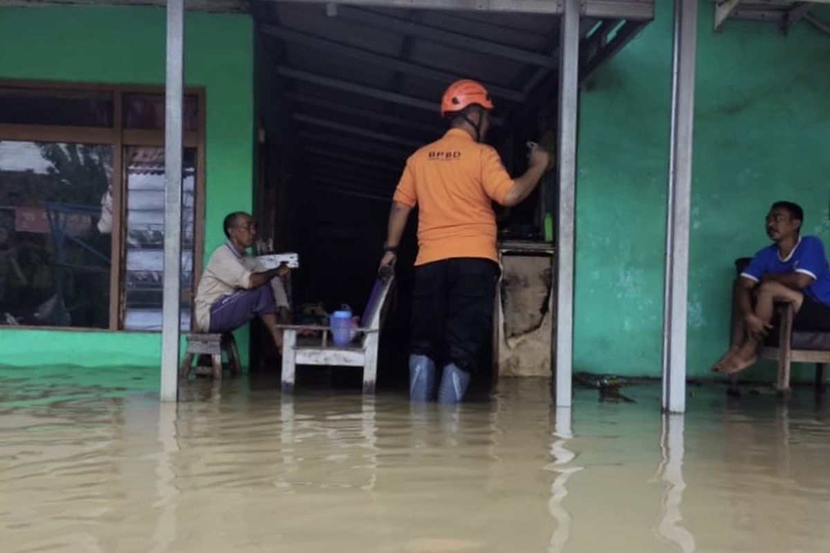 Sungai Plawad Meluap, 225 Rumah di Desa Bugel Indramayu Terendam Banjir