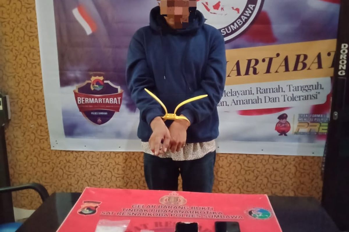 Pengedar Narkoba Ditangkap di Pinggir Jalan Sumbawa, 105,7 Gram Sabu Disita