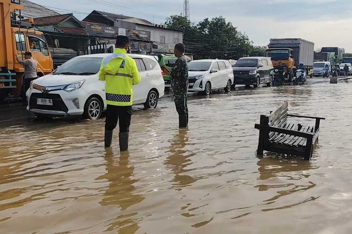 Jalur Utama Pantura Pangenan Cirebon Terendam Banjir, Arus Lalu Lintas Tersendat