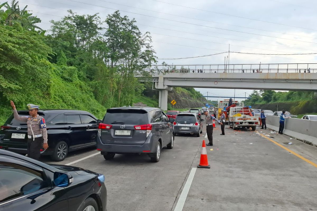 Pecah Ban Picu Kecelakaan Beruntun di Tol Pandaan-Malang, 3 Orang Terluka