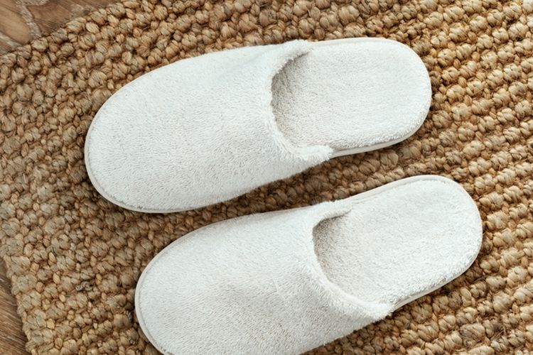 Cara Mencuci Sandal Dalam Ruangan Berdasarkan Materialnya