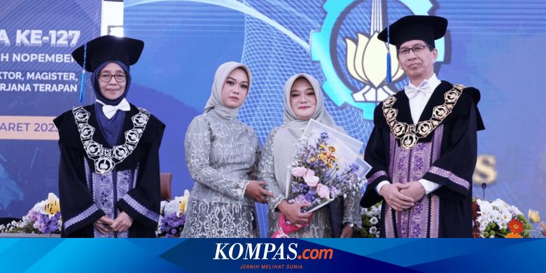 Ibu Ini Wakili Sang Putra Ikut Wisuda ITS, Meski di RS Almarhum Gigih ...