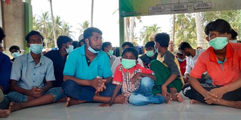 More Than 100 Rohingya Land on Beach in Indonesia’s Aceh