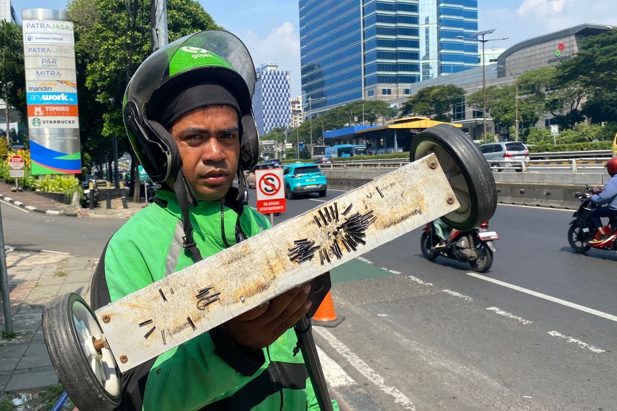 Ranjau Paku Besi Payung Ancam Keselamatan Pengendara di Jakarta
