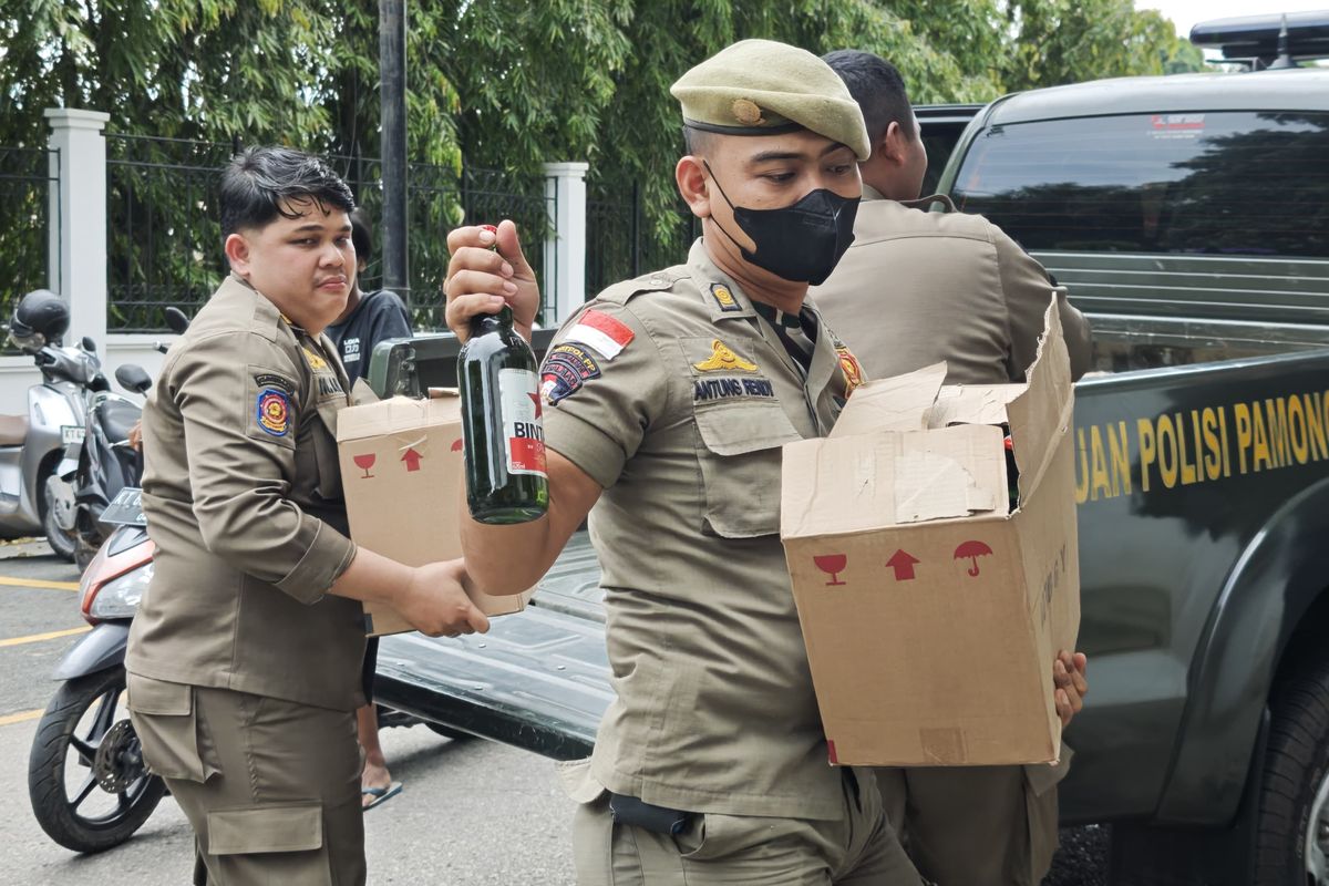 Bermula dari Mengawasi Badut, Satpol PP Amankan 300 Botol Miras Ilegal di Samarinda