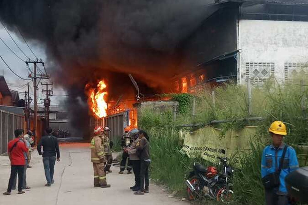 3 Pabrik Tekstil di Bandung Terbakar Hebat, Petugas Kesulitan Cari Sumber Air