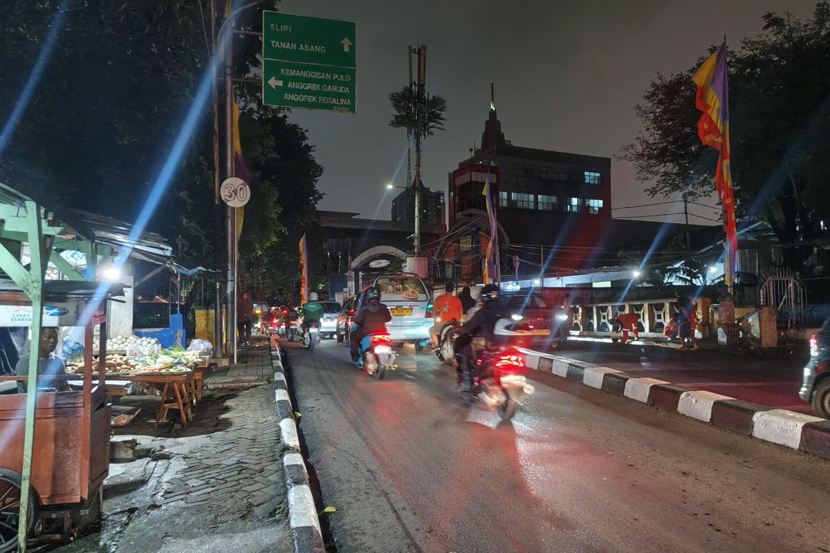 Lapak Pedagang di Pinggir Jalan Palmerah Ditertibkan Jelang Kunjungan ...
