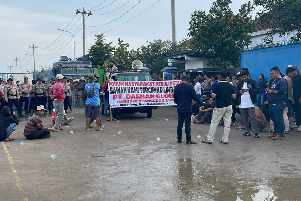 Petani di Brebes Demo Pabrik Garmen, Tuntut Ganti Rugi Atas Pencemaran Limbah