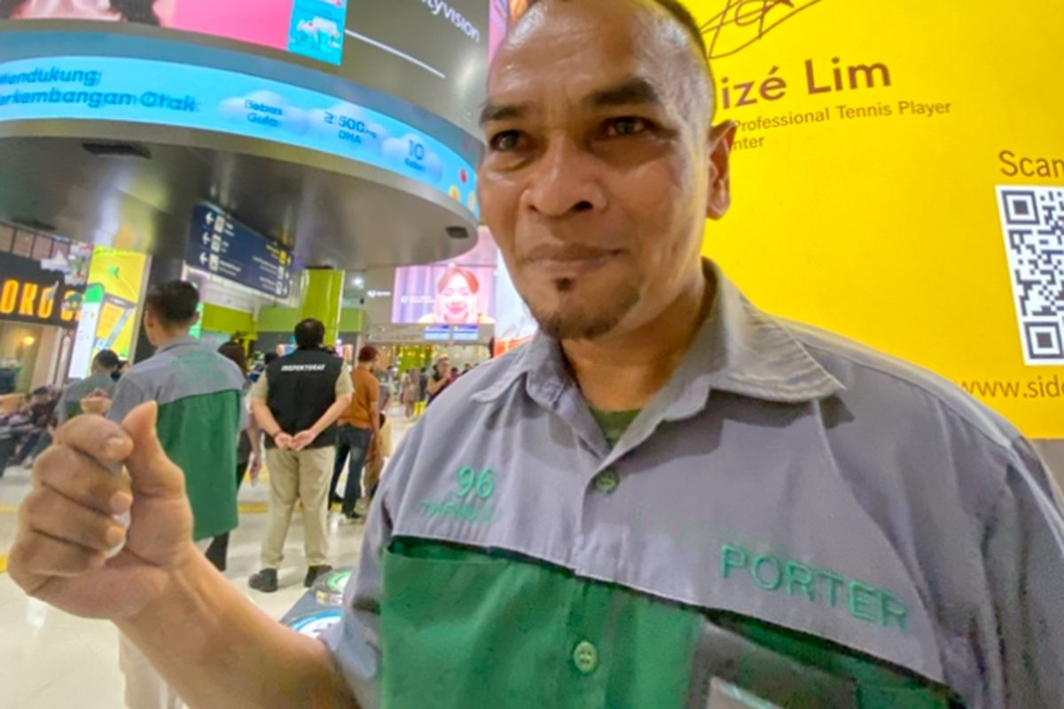 Cerita Porter Stasiun Gambir, Bangga Bisa Antar Penumpang Sampai di ...