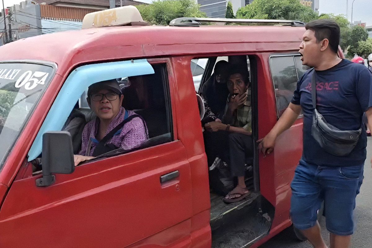 Penumpang Dipaksa Turun di Jalan Ahmad Yani Bekasi Imbas Sopir Angkot Mogok