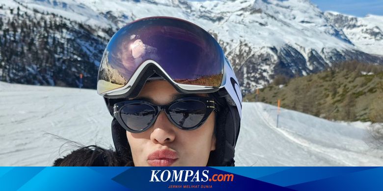 Libur Lebaran, Dian Sastrowardoyo Unggah Momen Main Ski di Swiss