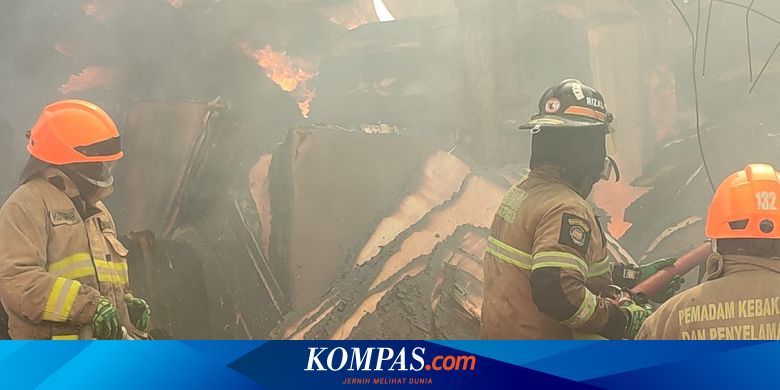 17 Jam Kebakaran Pabrik Triplek di Bandung, Kendala Akses hingga Diwarnai Suara Ledakan