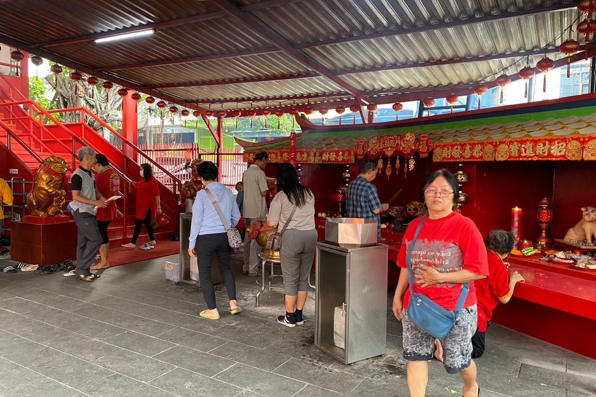 Khidmat Hari Waisak di Wihara Dharma Bhakti...