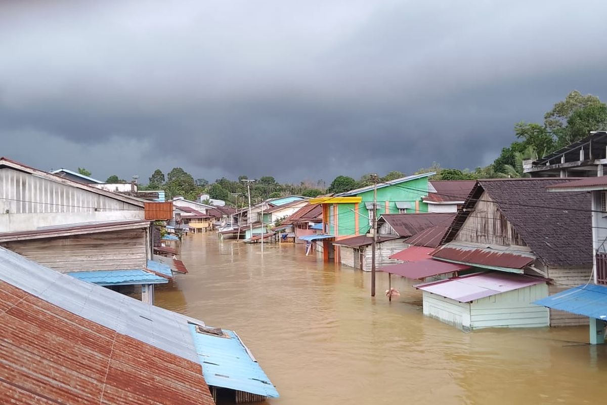 7 Kecamatan di Landak Kalbar Terendam Banjir, Air Hampir Sentuh Atap Rumah