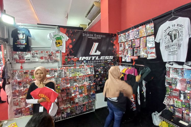 Bikin Kendaraan Tampil Beda, Beli Stiker Tema Otomotif di IIMS 2025