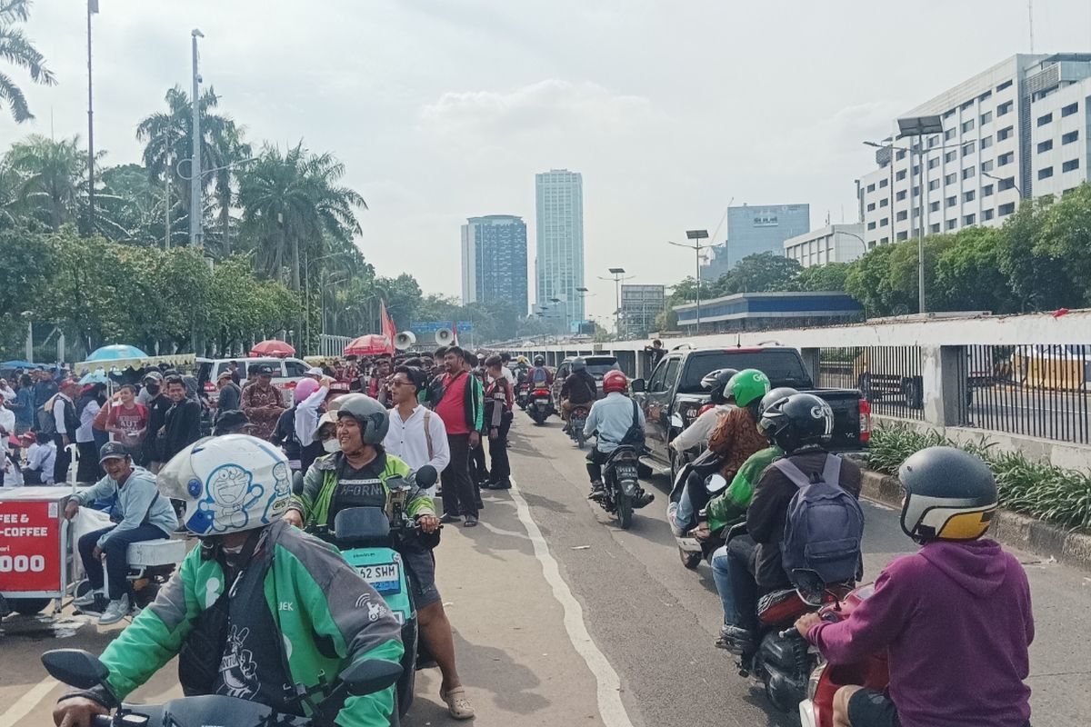 Ada Demo Guru Madrasah dan Driver Ojol di Depan DPR, Lalin Gatot ...