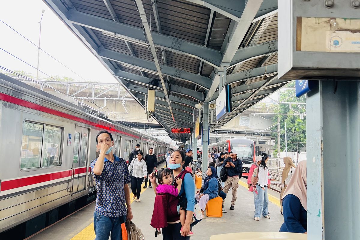 Peron Stasiun Tanah Abang Berubah, Penumpang Masih Butuh Adaptasi