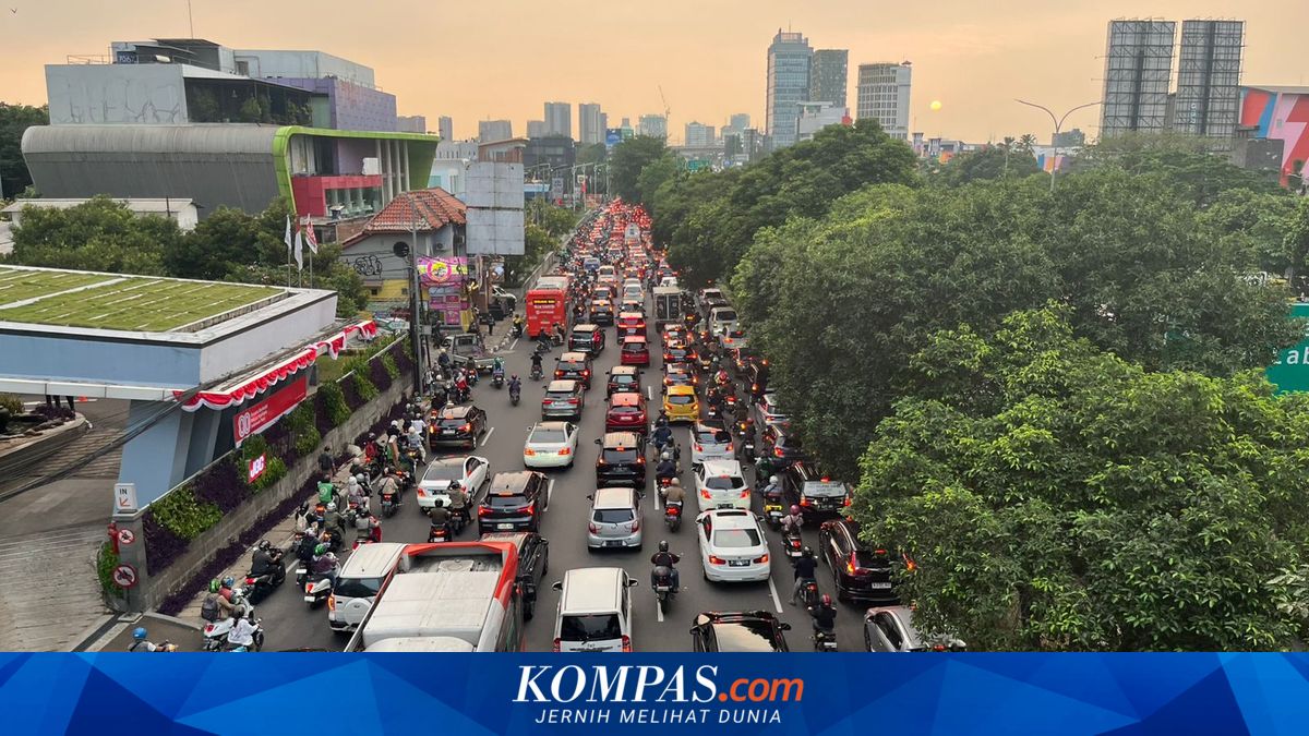 Macet Parah di TB Simatupang, Pengendara: Sudah Kayak di Medan Perang