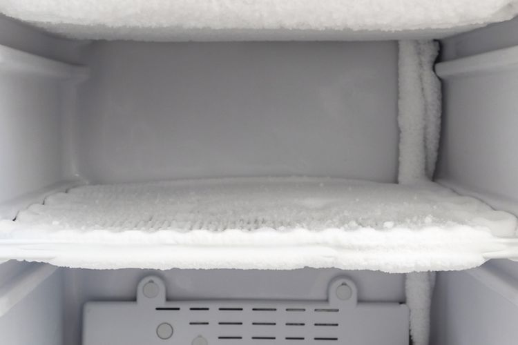 6 Langkah Mencairkan Bunga Es Freezer Tanpa Mematikannya Menurut Pakar