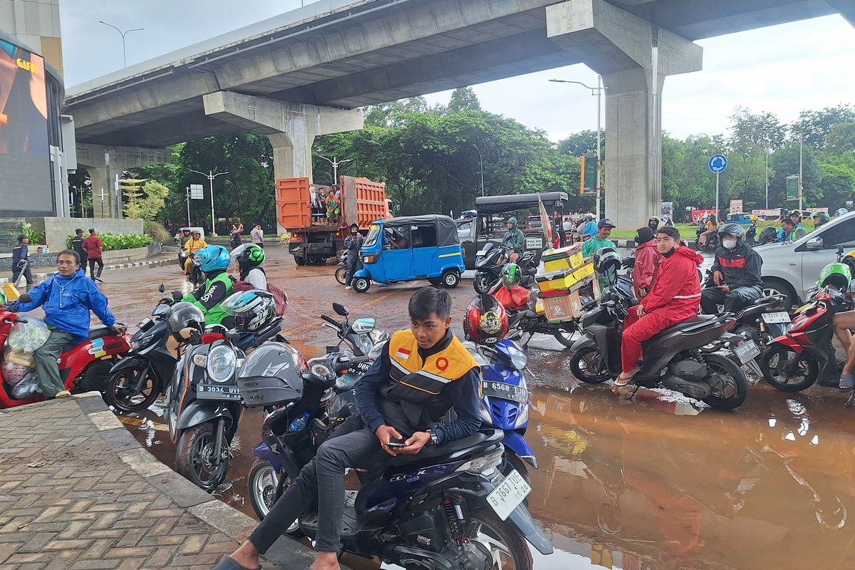 Cerita Pengemudi Ojol 9 Jam Terjebak Banjir di Kelapa Gading
