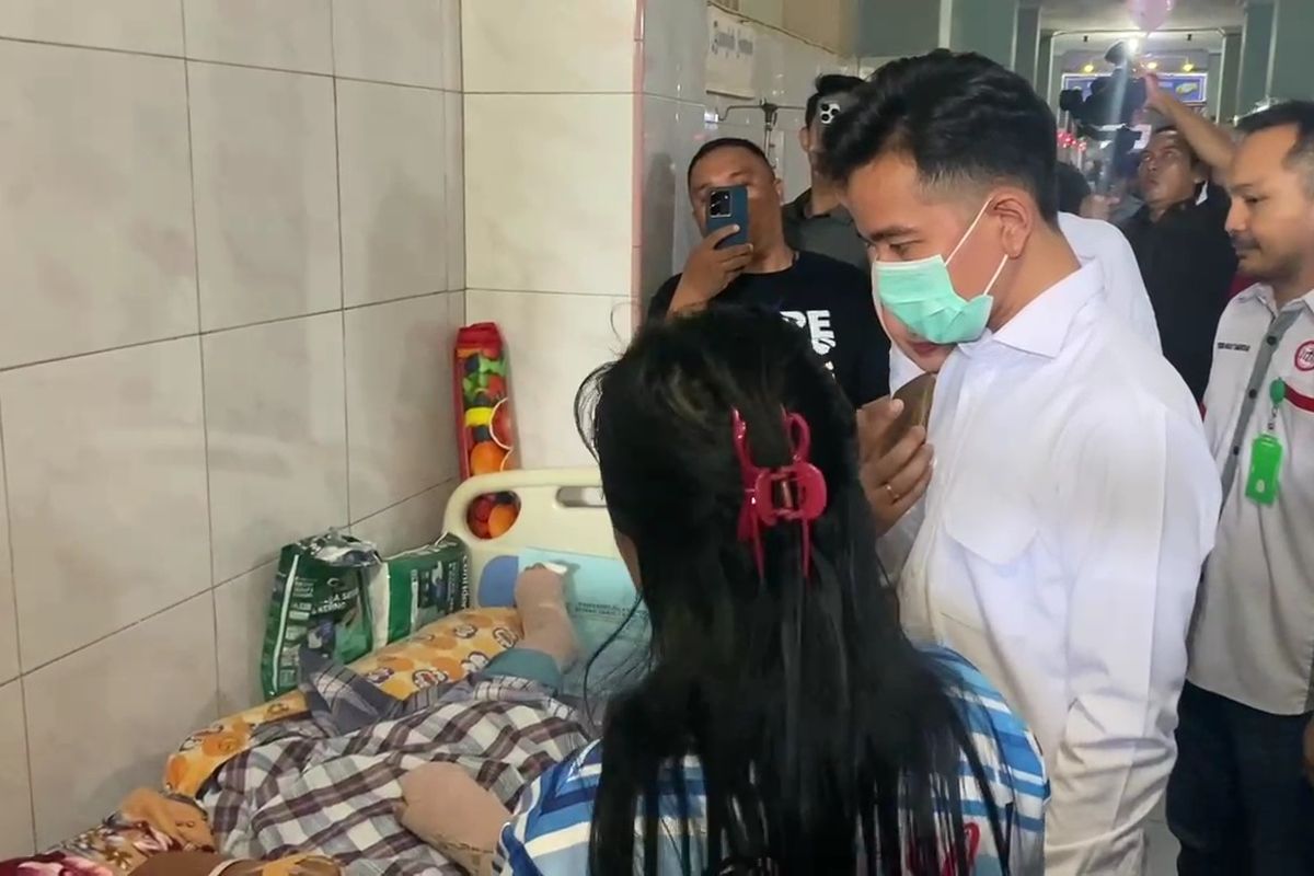 Gibran Jenguk Korban Gempa Poso di RSUD: Ibu Istirahat Ya, Biaya Kami Tanggung