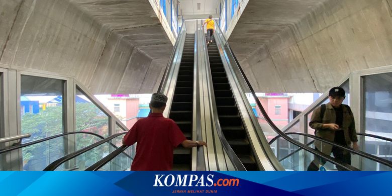 Eskalator Halte Cipulir Masih Mati, Penumpang Ngos-ngosan Naik Tangga