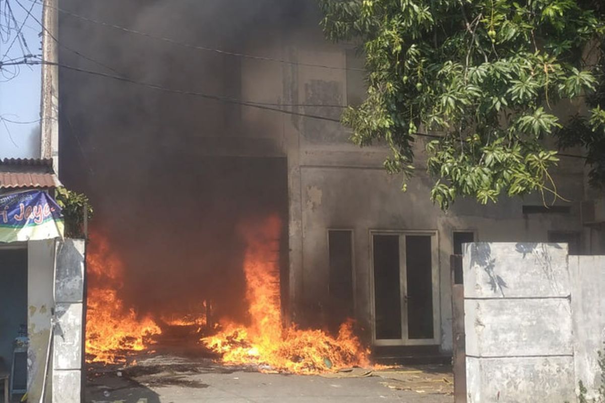 Gudang Pabrik Spons di Gresik Terbakar, Penyebab Belum Diketahui