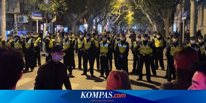 Demo China: Ratusan Pengunjuk Rasa Bentrok dengan Polisi Saat Protes ...