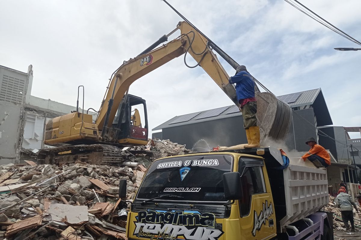 Rumah Ahmad Sahroni Dibongkar Usai Penjarahan