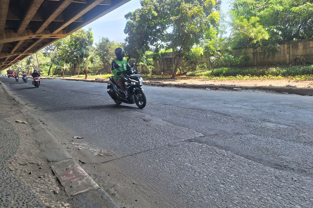 Jalan di Jakut Bergelombang, Pengendara: Kayak Lagi Melintas di Atas Ombak