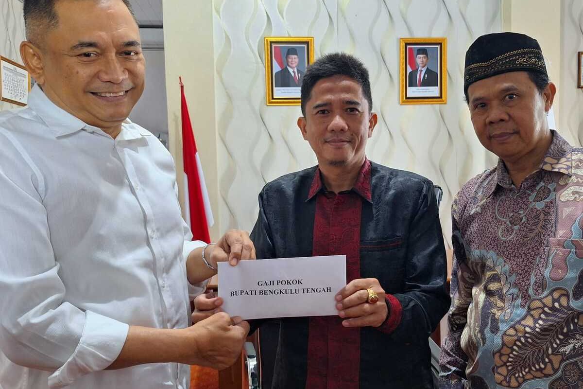 Pernah Janji, Bupati Bengkulu Tengah Rachmat Riyanto Serahkan Gaji ke Baznas