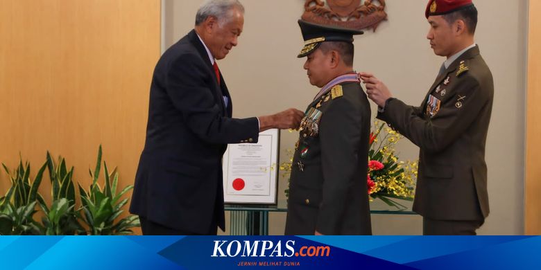 KSAD Dudung Dapat Penghargaan Militer Kehormatan dari Singapura