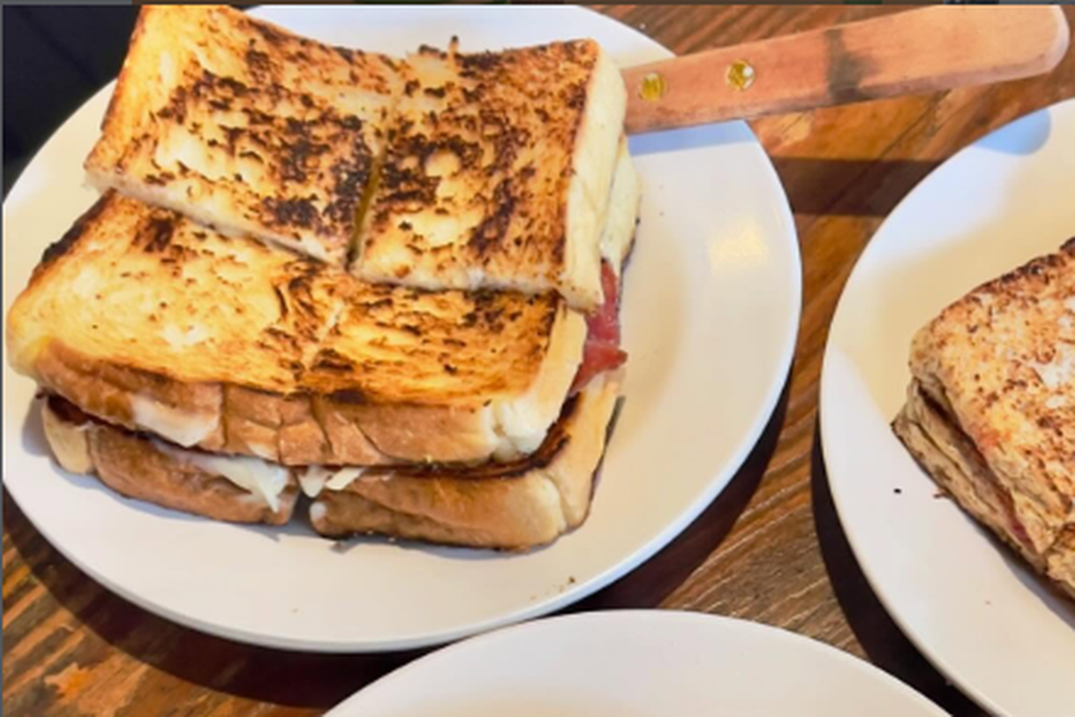 5 Roti Bakar Bandung yang Melegenda: Pilihan Camilan Malam Terbaik