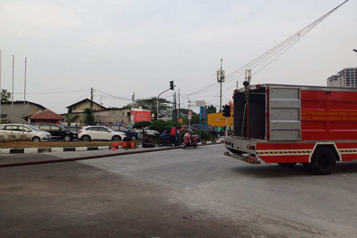 Kebakaran Lapak di Kalideres, Jalan Tampak Siring Arah Mall Daan Mogot ...