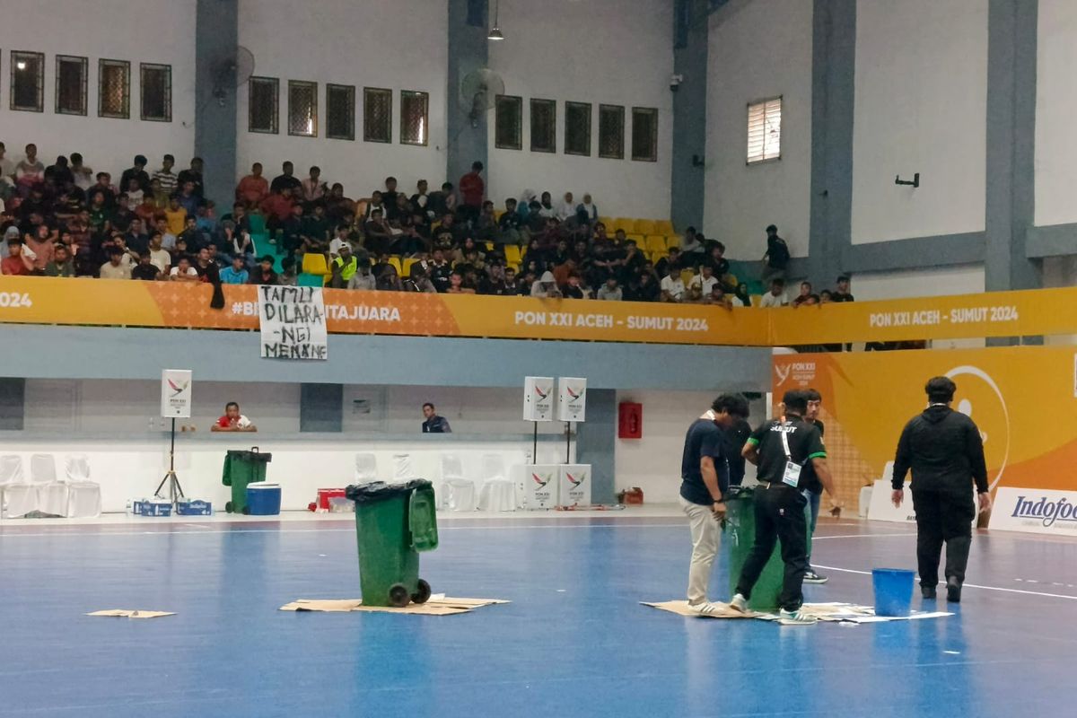 Atap GOR Futsal Dispora Sumut Bocor Saat Pertandingan PON Berlangsung