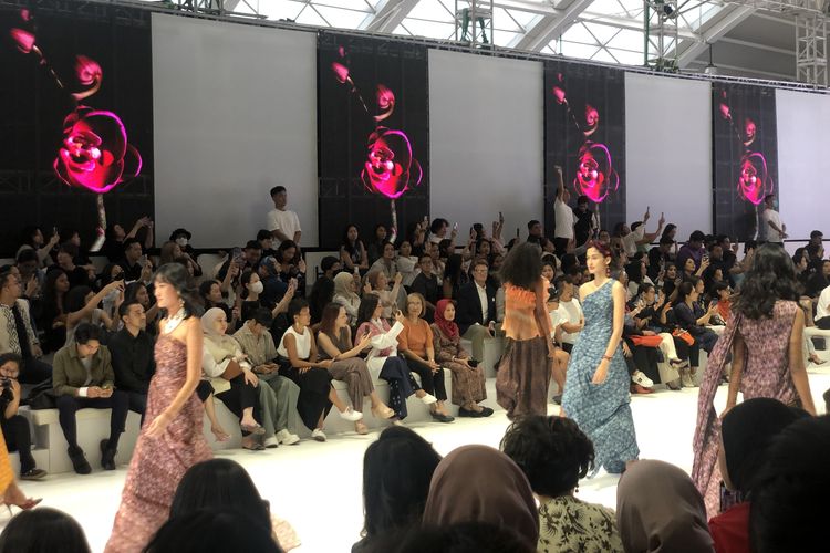 Koleksi Busana Bernuansa Bunga dari 3 Desainer Ternama di JFW 2024